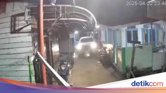 Heboh Mitsubishi Tabrak Puluhan Motor di Gang Sempit Samarinda