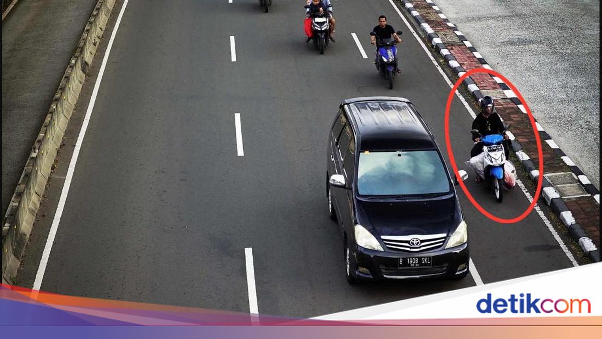 Pelaku Pembunuh Pria dalam Karung Terekam CCTV Bawa Mayat Pakai Motor