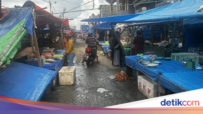 Lapak Pasar Sentral Pinrang Tak Terurus, Pedagang Pindah Jualan ke Jalan