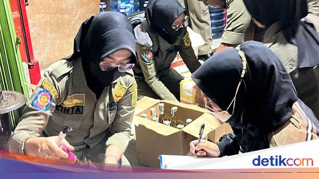 Satpol PP Razia Warung Miras Berkedok Bengkel di Bogor, Ratusan Botol Disita