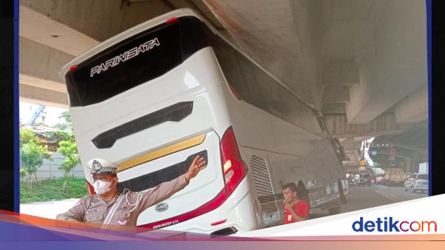 Bus Nyangkut di Kolong Flyover Cempaka Putih Jakpus, Lalin Macet