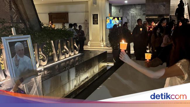 Doa dan Penyalaan 1.000 Lilin untuk Paus Fransiskus di Katedral Surabaya