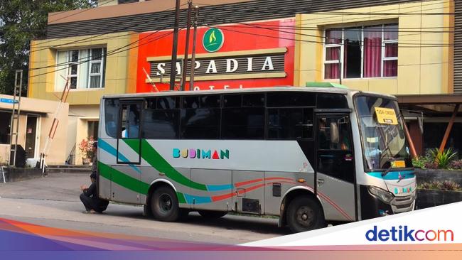 Kisah Sule, Sopir Bus Cirebon yang Bertahan di Tengah Serbuan Travel Gelap