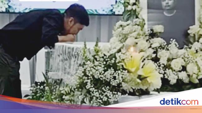 Momen Desta Bisikan Kenangan Persahabatan ke Jenazah Ricky Siahaan