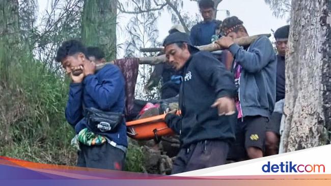 Turis Malaysia Terjatuh Saat Mendaki Gunung Rinjani hingga Kaki Patah