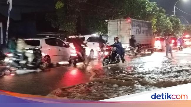 Puluhan Motor dan Mobil Mogok Usai Nekat Tembus Banjir di Cianjur