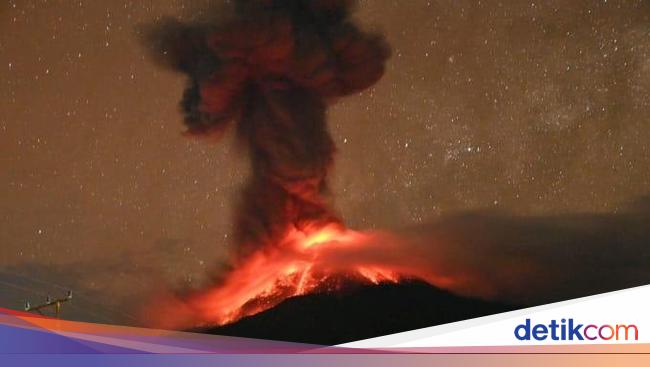 Sinar Api Membara, Gunung Lewotobi Meletus Disertai Dentuman Keras