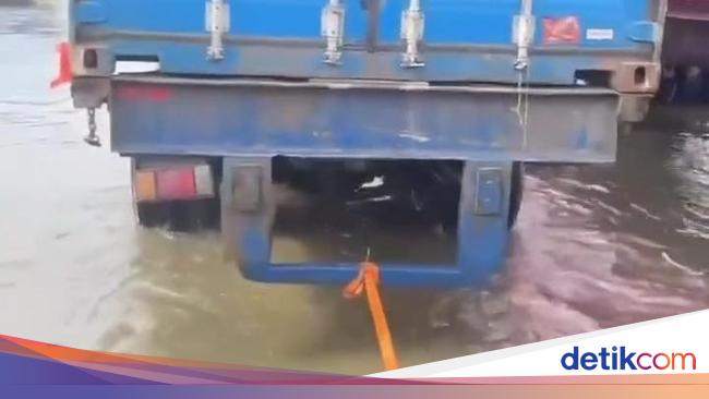 Mobil Rombongan DPRD Medan Mogok saat Terjang Banjir Rob di Belawan