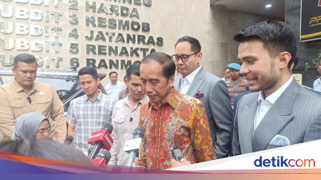 Jokowi Tunjukkan Ijazah SD, SMA hingga UGM ke Penyelidik Polda Metro Jokowi Tunjukkan Ijazah SD, SMA hingga UGM ke Penyelidik Polda Metro