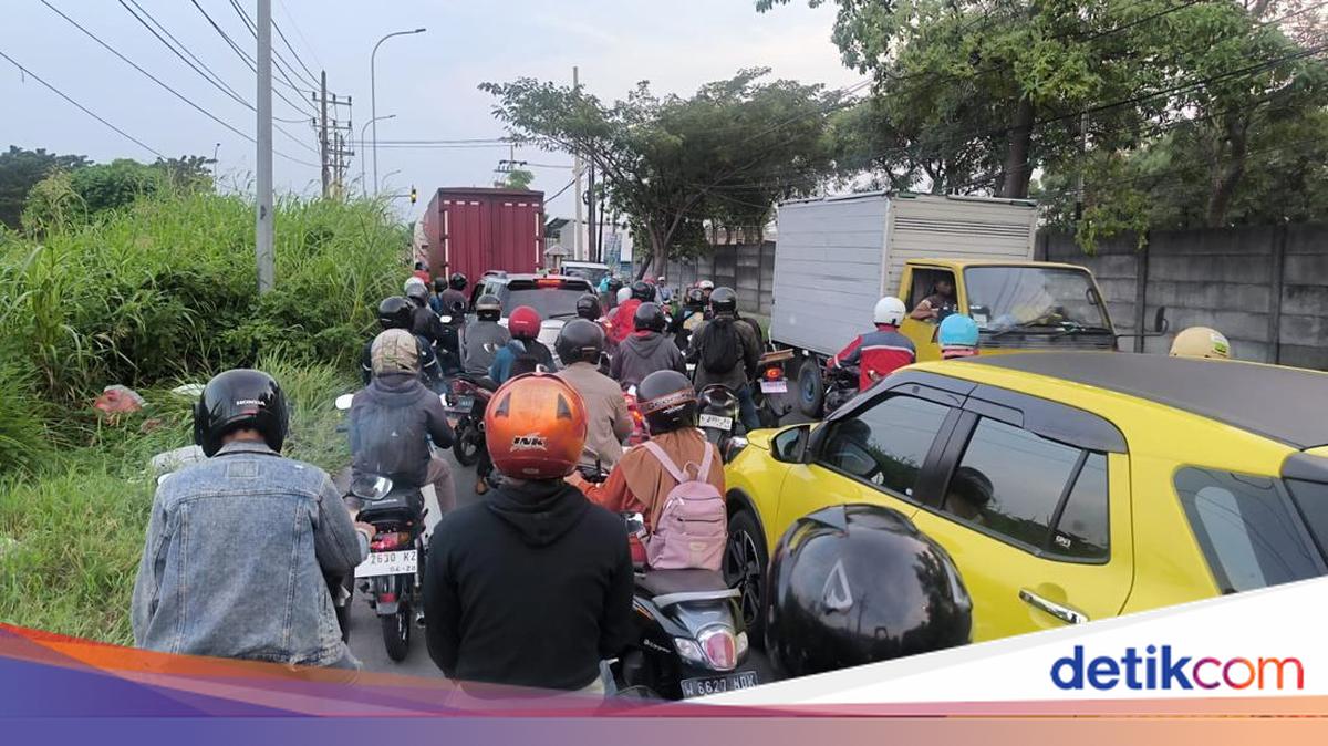 Driyorejo Macet Panjang Imbas Truk Ugal-ugalan Seruduk Beberapa Kendaraan