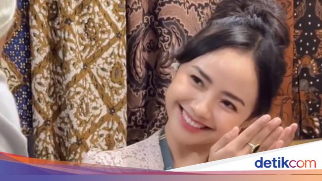Selebgram Ayu Puspa Suka Jajan Es Krim dan Cheese Coin