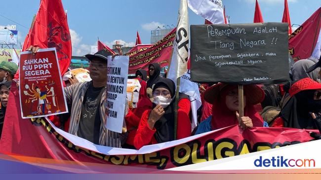 Ikut Demo Hari Buruh, Emak-emak di Lampung Curhat Biaya Pendidikan Tinggi Ikut Demo Hari Buruh, Emak-emak di Lampung Curhat Biaya Pendidikan Tinggi