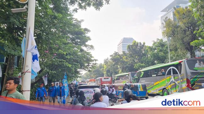 Lalin Macet di Jalan Medan Merdeka Selatan Jelang Aksi May Day di Monas