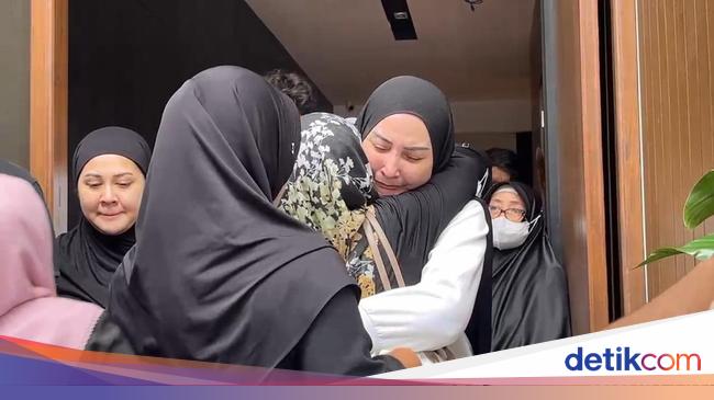 Wajah Sembap Mona Ratuliu saat Antarkan Jenazah Ayah ke Pemakaman
