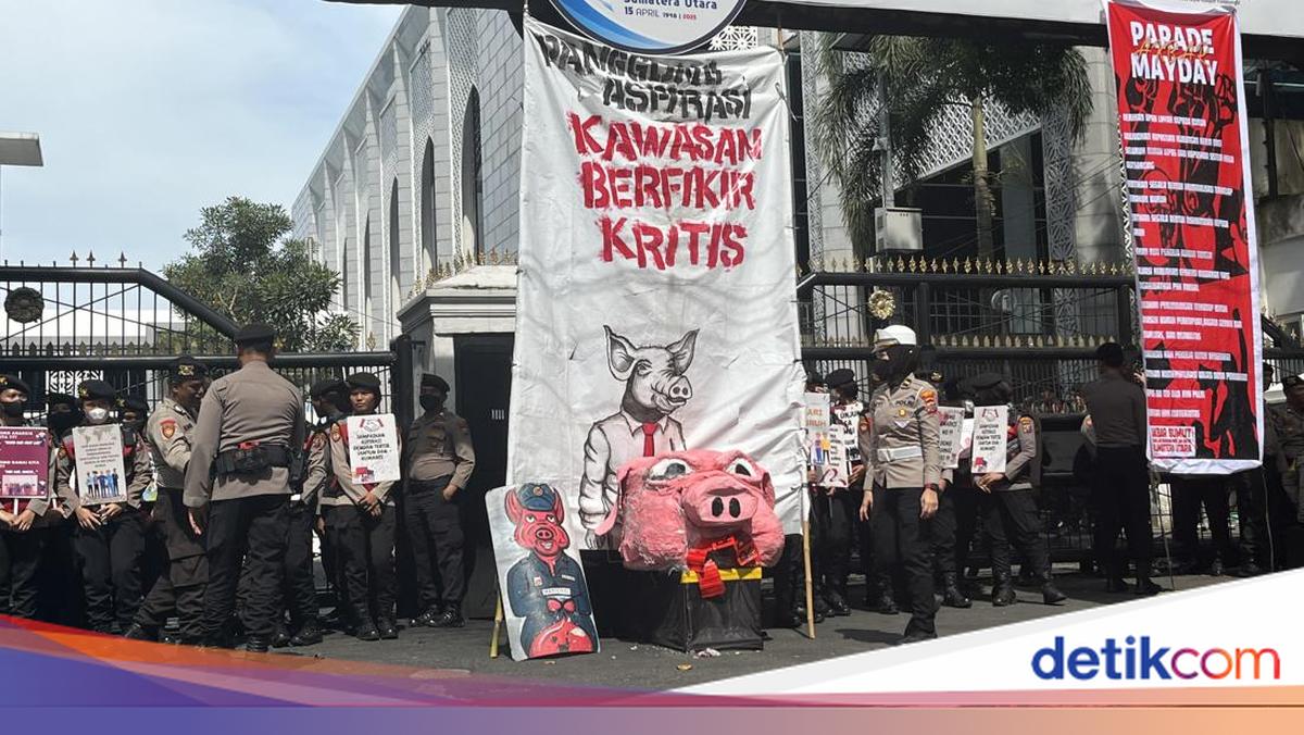 Buruh Bawa Replika Kepala Babi Saat Demo di DPRD Sumut