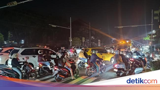 Lalin Sejumlah Jalan di Bali Tersendat Akibat Listrik Padam