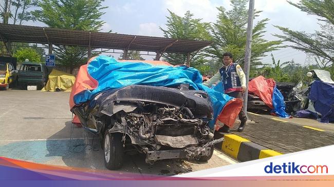 Detik-detik Mobil Anggota DPR Dimyati Rois Tabrak Truk di Tol Tewaskan 2 Orang