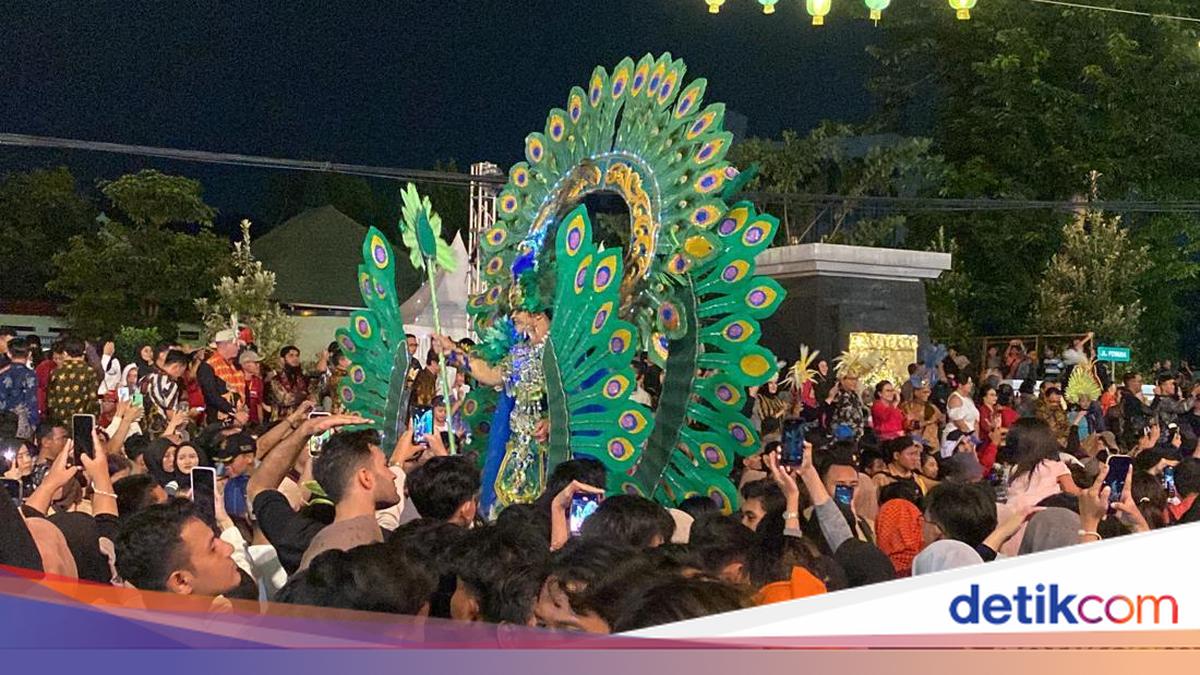 Tumplek Blek, Warga Padati Semarang Night Carnival 2025