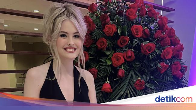 Foto: Putri Mendiang Model Playboy Pakai Baju Ibunya 21 Tahun Lalu
