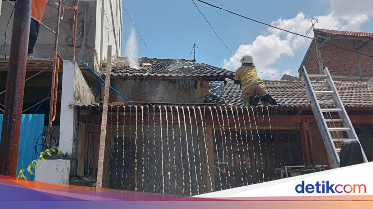 Gudang Sebuah Rumah di Bendul Merisi Surabaya Terbakar