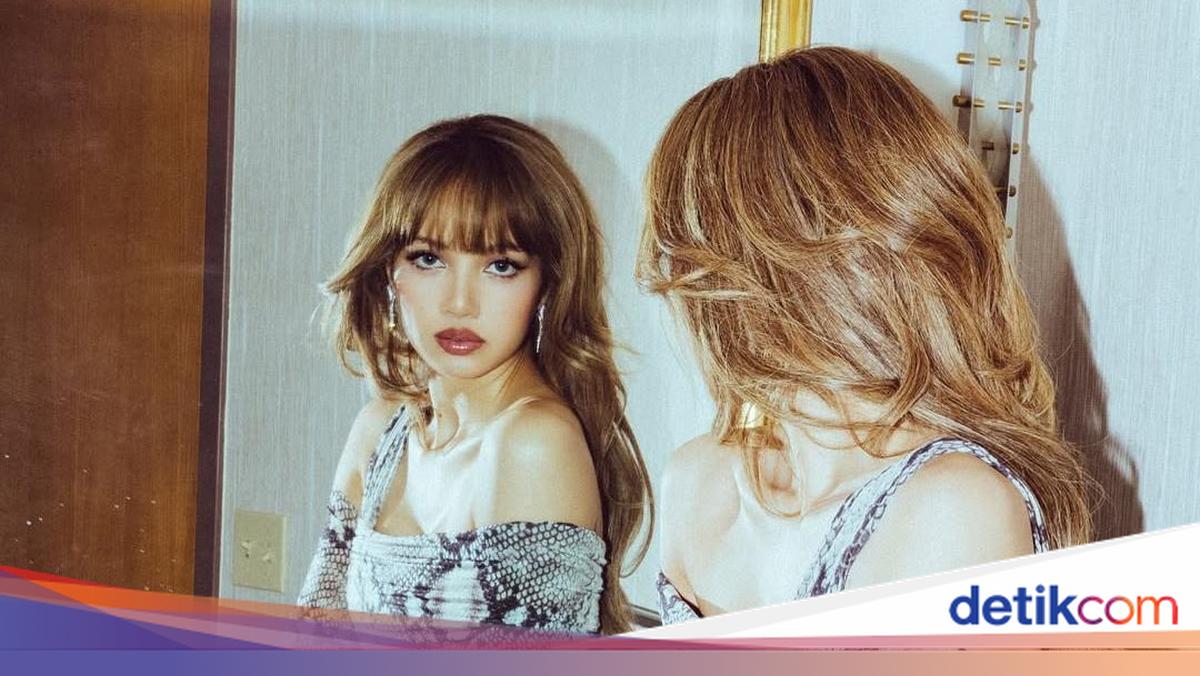 7 Gaya 'Liar' Lisa BLACKPINK Duet Bareng Maroon 5, Pakai Dress Kulit Ular