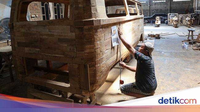 Meski Hanya Replika, Mobil Kayu Ini Kelihatan Asli