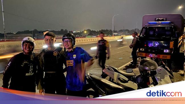 Polisi Siaga Amankan Konvoi Bobotoh di Flyover Pasupati