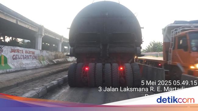 Ada Truk Muatan Trafo Nyangkut di Pembatas Jalan Jakut, Lalin Dialihkan