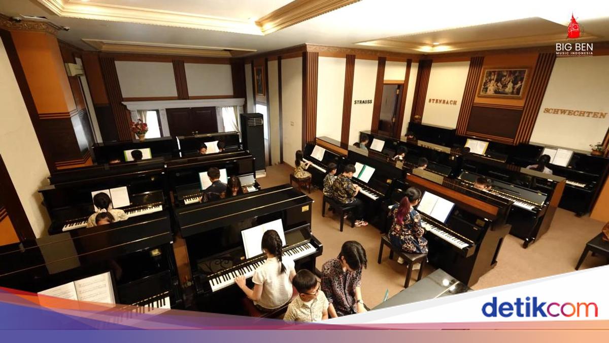 104 Pianis Muda Mainkan 100 Piano Bawakan Lagu Kartini