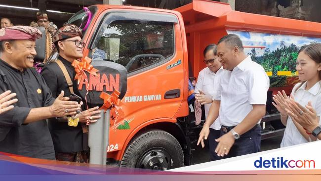 Bupati Mahayastra Serahkan Hibah Dua Truk Sampah