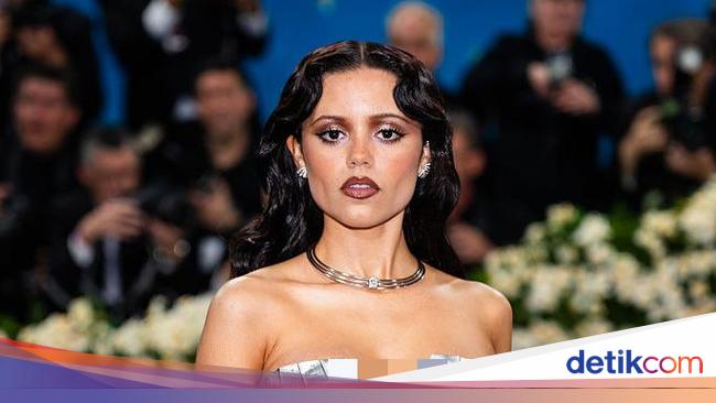Bintang 'Wednesday' Jenna Ortega Pakai Gaun Terbuat dari Penggaris Besi