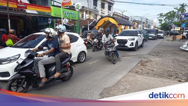 Potret Tenda Pernikahan Biang Kerok Macet Parah Jalan Daeng Tata Raya ...
