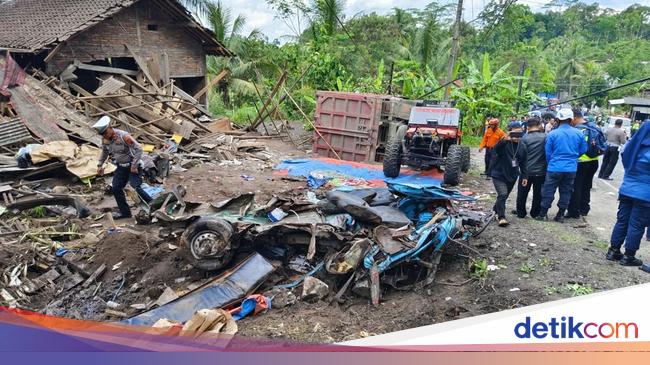 Angkot Rombongan Guru SD Tertabrak Truk di Purworejo, 11 Orang Tewas
