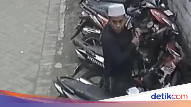 Nyamar Jadi Jemaah Salat Jumat, Maling Gondol Motor di Surabaya