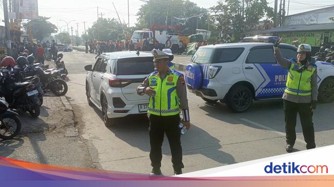Evakuasi Truk Tertabrak KA di Kaligawe Semarang, Lalu Lintas Dialihkan