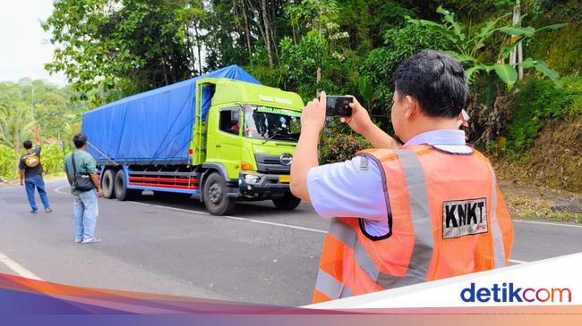 KNKT Investigasi Kecelakaan Maut Truk Vs Angkot di Purworejo