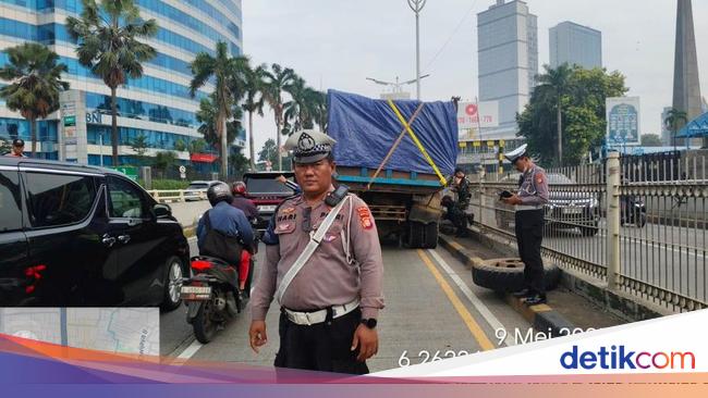 Truk Gangguan di Underpass Pondok Indah Arah Gandaria, Lalin Padat
