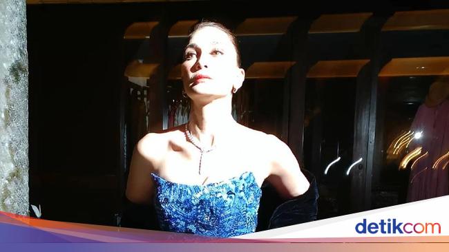 Detail Gaun Pengantin Luna Maya dengan Lukisan Ayahnya, Uut Bambang Sugeng