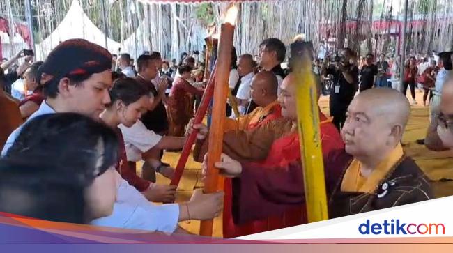Jelang Waisak, Api Dharma dari Mrapen Disemayamkan di Candi Mendut