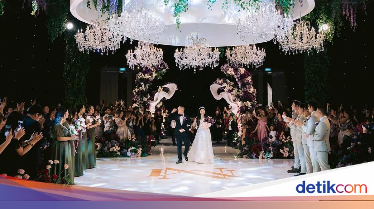 7 Foto Pernikahan Cellos-Natasha Putri, Mewah dengan Dekor Floral Dramatis