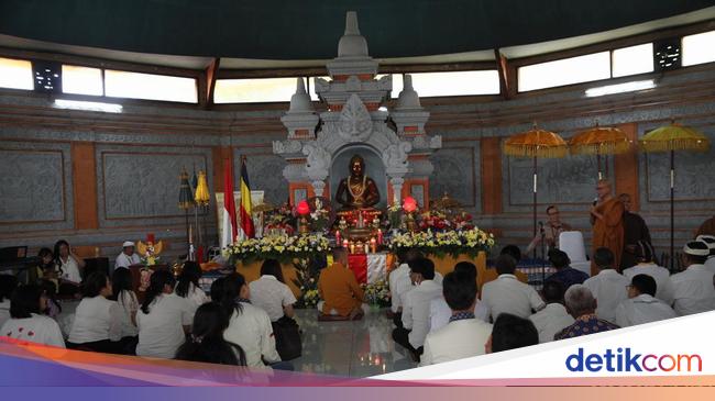 Umat Buddha Lakukan Puja Bakti Waisak di Wihara Arya Dwipa Arama