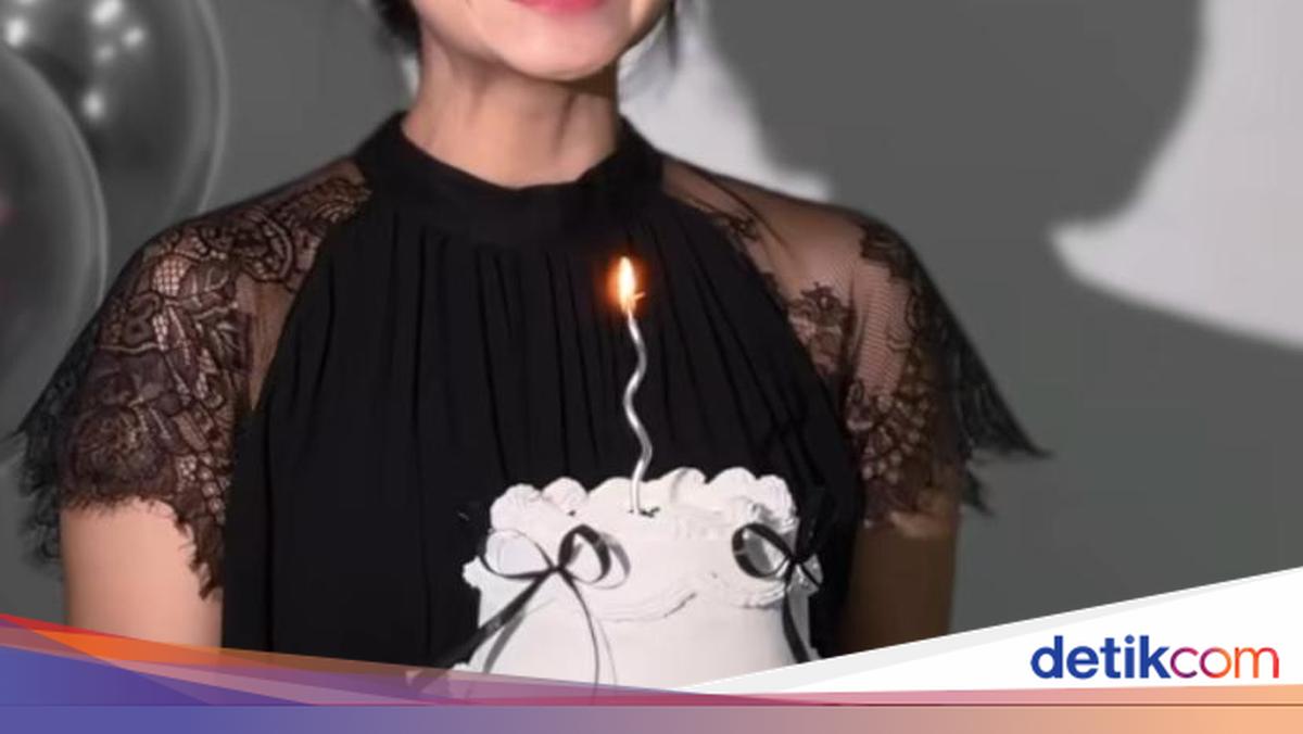 Pose Cantik Ayu Puspa saat Kulineran di Korea Selatan hingga Thailand