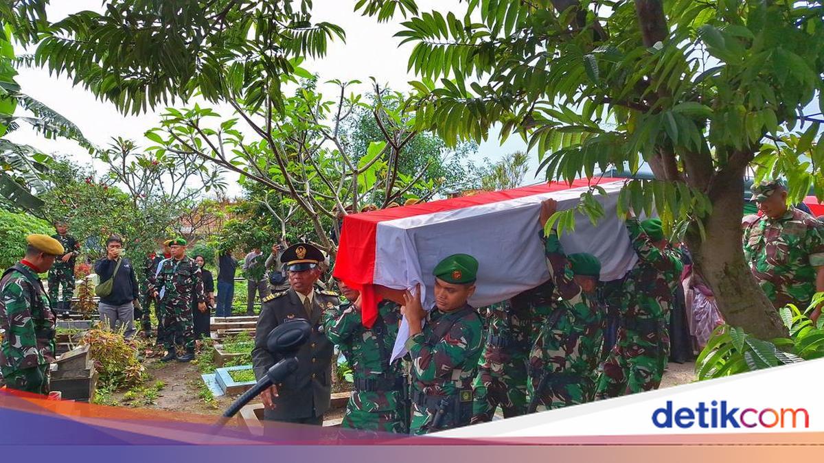 Haru di Pemakaman Mayor Anda Rohanda Korban Tragedi Ledakan Amunisi