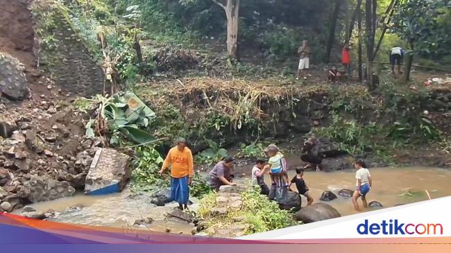 Warga Nekat Seberangi Sungai Usai Jembatan Antardesa di Pasuruan Ambruk