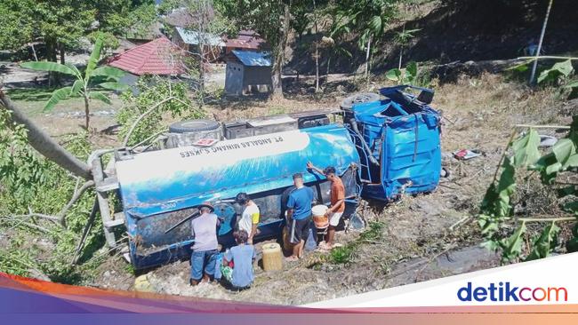 Truk Tangki Masuk Jurang usai Tabrak Pemotor di Pesisir Selatan, 4 Orang Luka