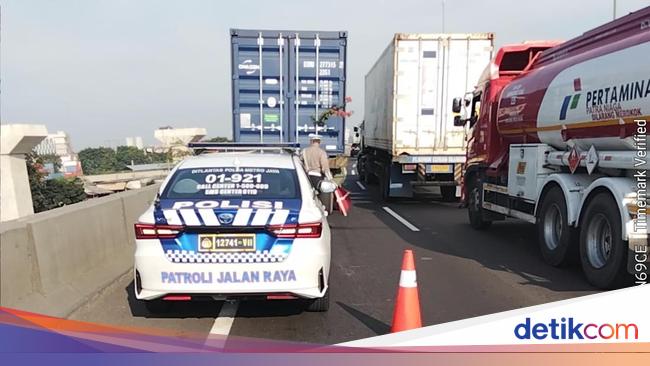 Lalin di Tol Wiyoto Wiyono Arah Pluit Tersendat Imbas Truk Gangguan