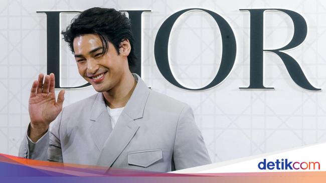 Foto: Pesona Aktor Thailand Apo Nattawin Hadiri Acara Dior di Plaza Indonesia