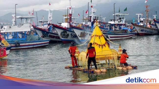 Nelayan Prigi Trenggalek Gelar Larung Sembonyo