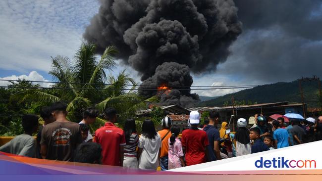 Pabrik Karet Terbakar di Padang, Ledakan Gegerkan Warga