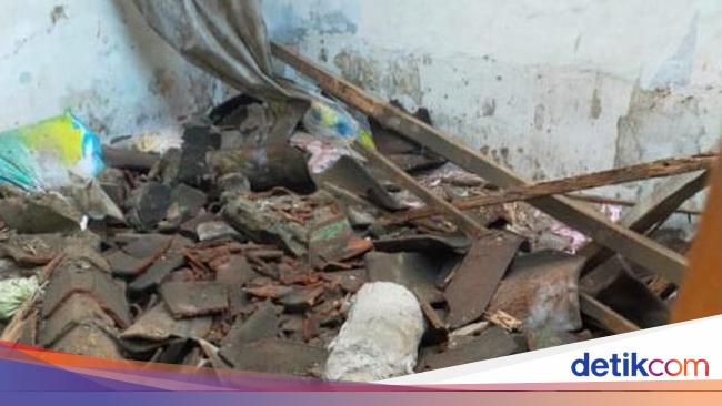 Atap Rumah Warga Randusari Semarang Roboh Diterjang Hujan Lebat